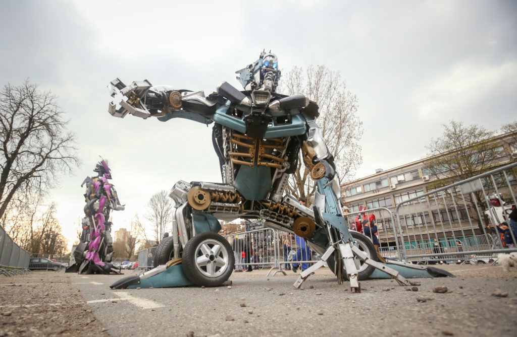 Conheça o robô humanoide que se transforma em carro