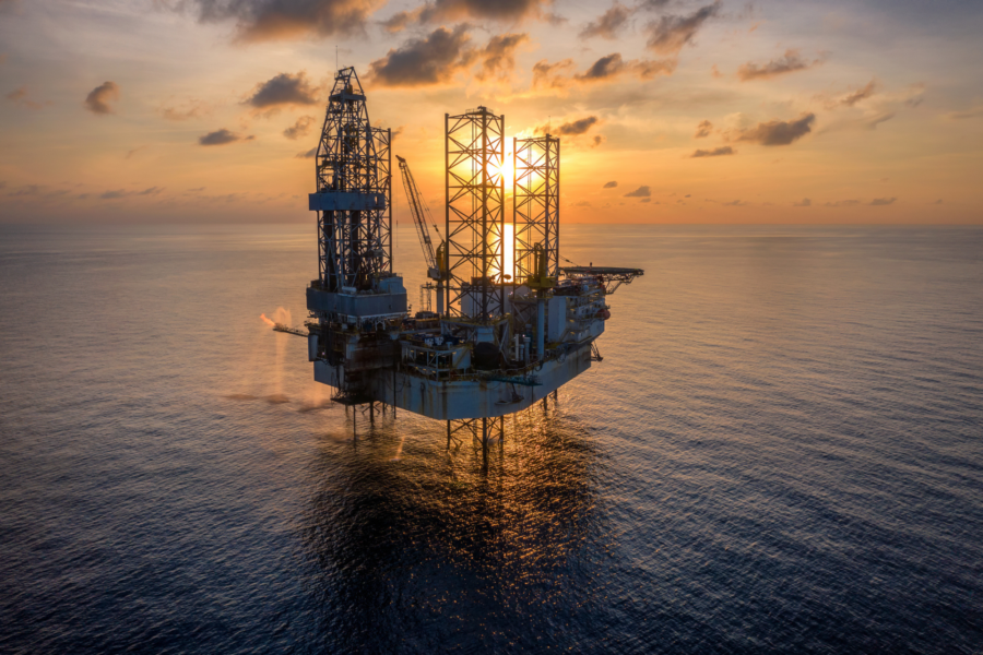 Petróleo ultrapassa US$ 80 após Opep+ decidir aumentar produção