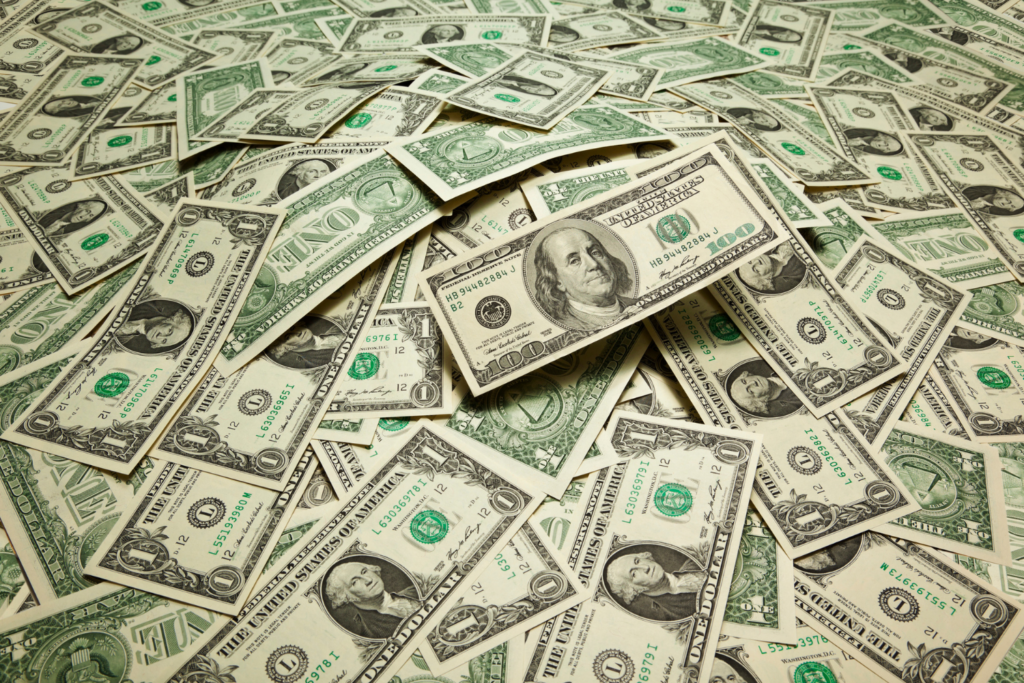 Dólar tem maior alta em 3 semanas, mas se mantém abaixo de R$ 4,70