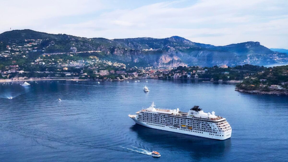 Volta ao mundo e luxos a bordo: como é a vida em um navio-residência