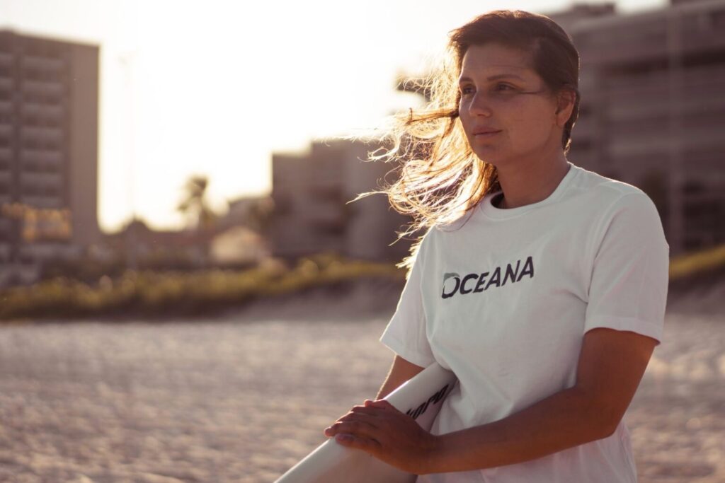 Maya Gabeira: a surfista de ondas gigantes que quer salvar os oceanos