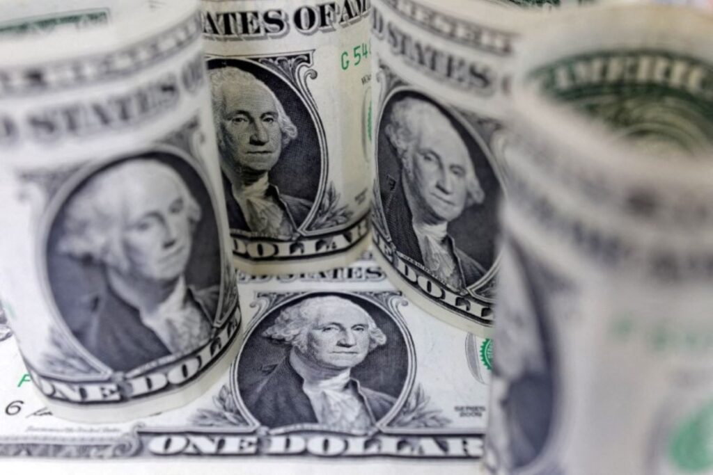Dólar ultrapassa R$ 5,65, maior valor em dois anos e meio
