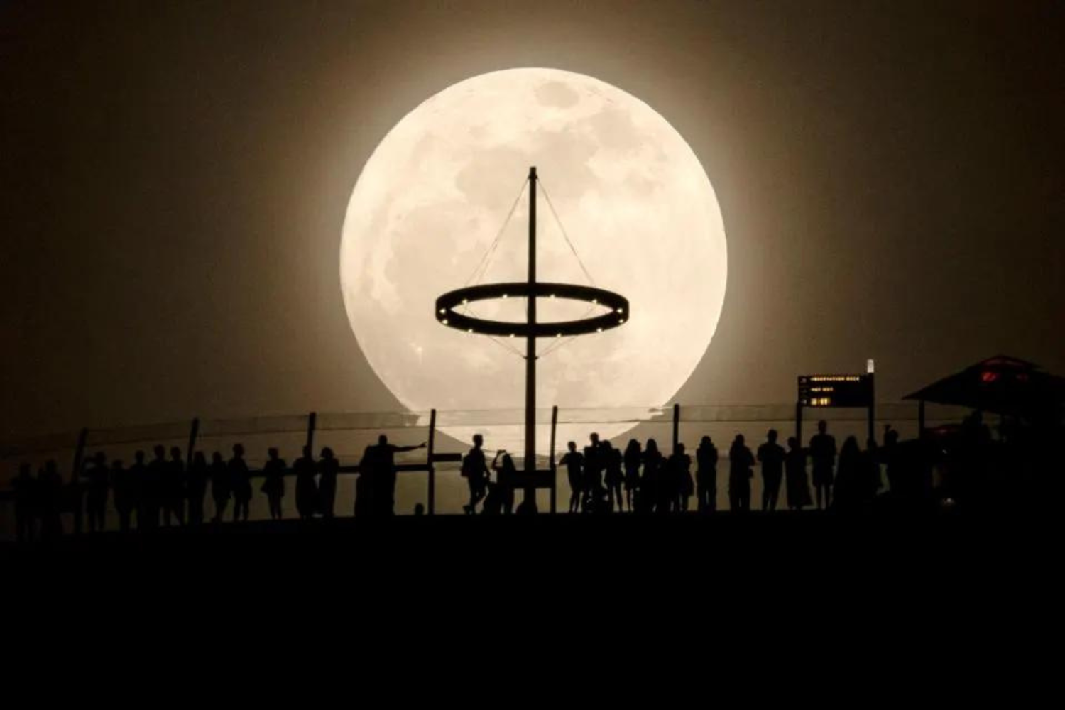 Veja as melhores fotos da Superlua Azul de 2024