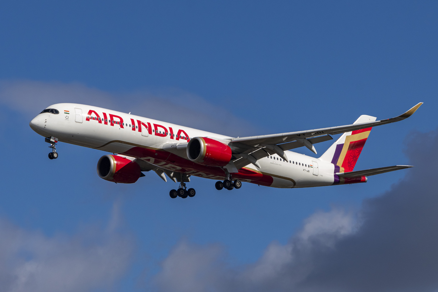 Avião da Air India com 242 Pessoas a Bordo Cai Logo após a Decolagem