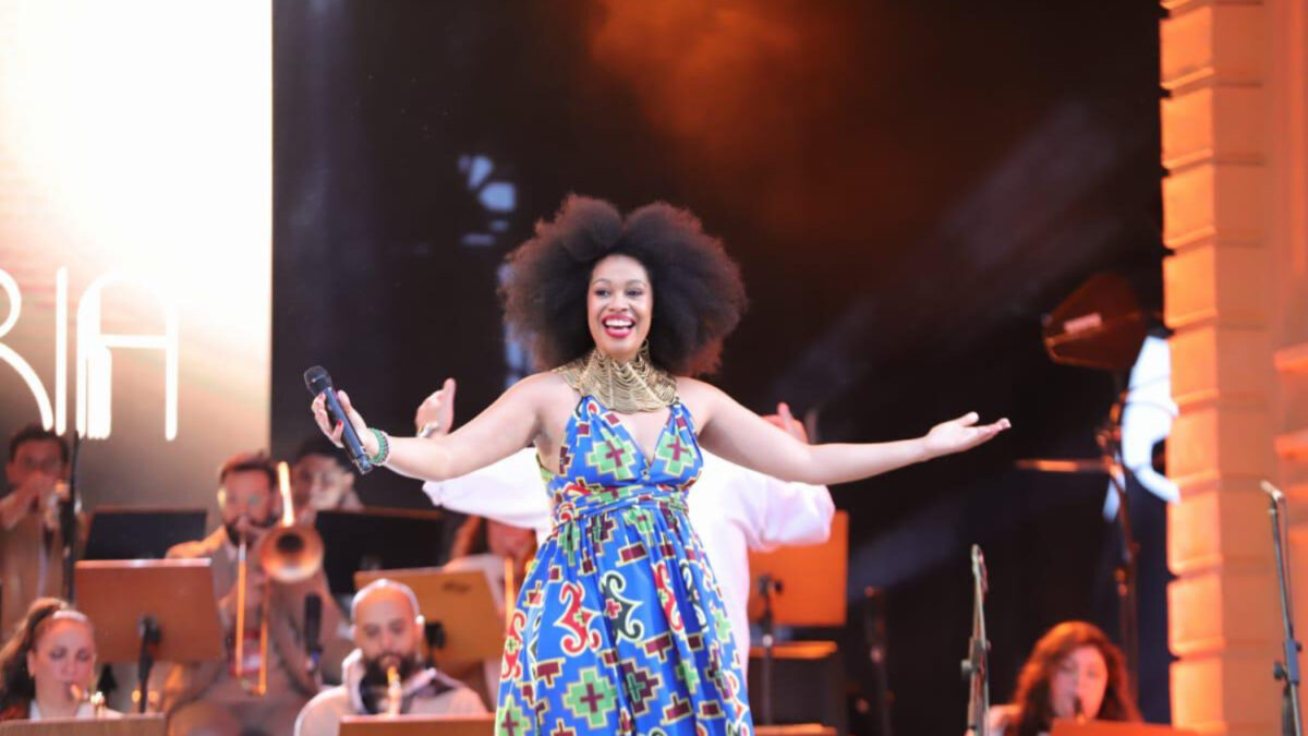 Amanda Maria Exalta Brasilidade em Show no The Town