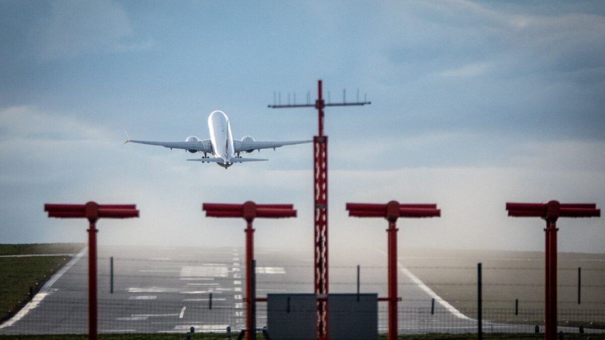 Companhias Aéreas Globais Aumentam Tarifas e Cortam Rotas Diante de ...